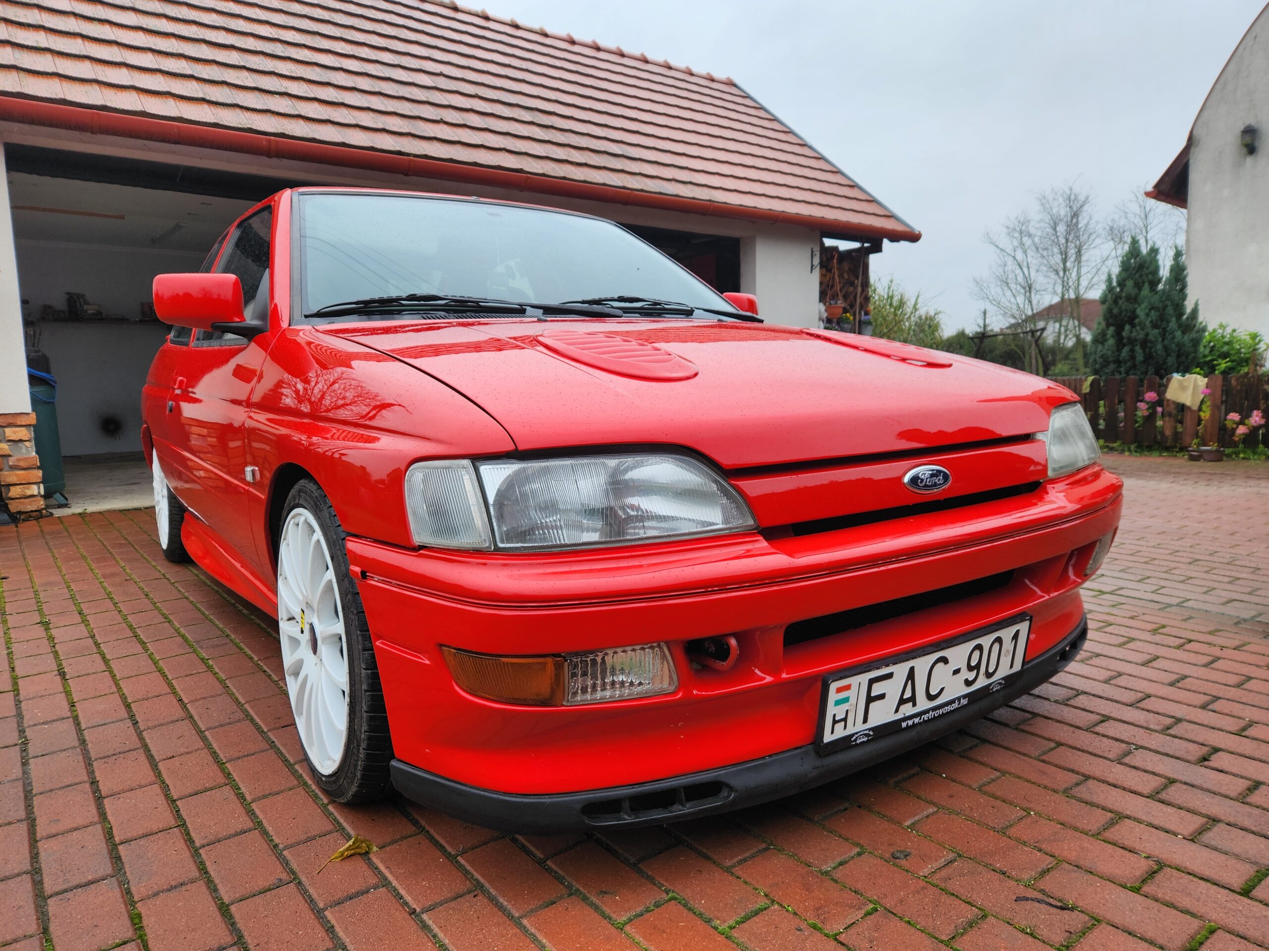 Ford Escort RS 2000 (1993) – A kilencvenes évek utcai rallihangulatának ...